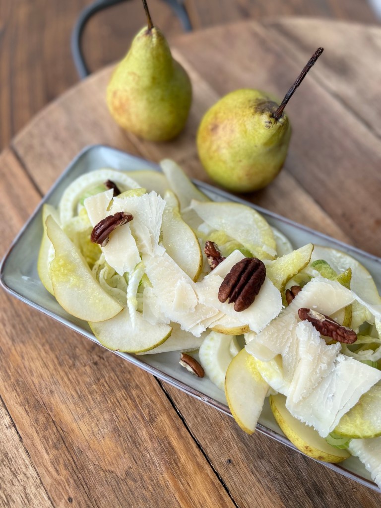 Peru- og fennelsalat með parmesan og pekanhnetum - GÓÐUR KOSTUR